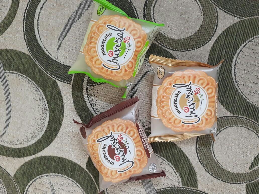 Mooncake universal kue bulan coklat pandan original, Makanan & Minuman ...