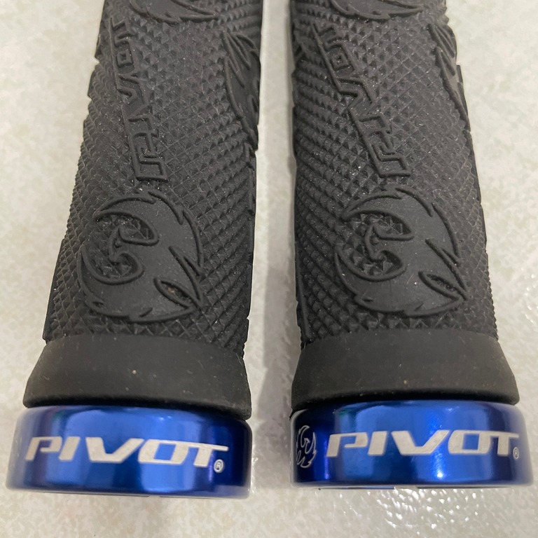 Pivot original grip, Sports Equipment, Bicycles & Parts, Parts ...
