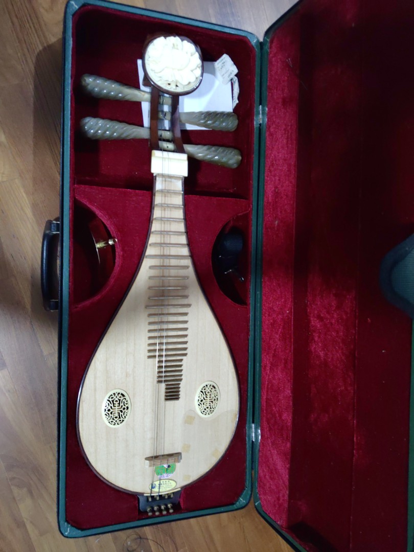 Liu qin 柳琴, Hobbies & Toys, Music & Media, Musical Instruments on Carousell