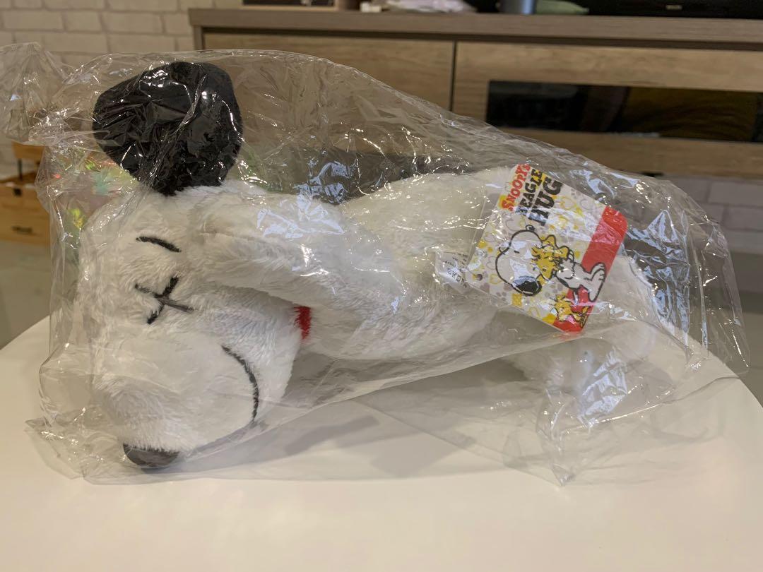 Snoopy Beagle Hug, Hobbies & Toys, Toys & Games on Carousell