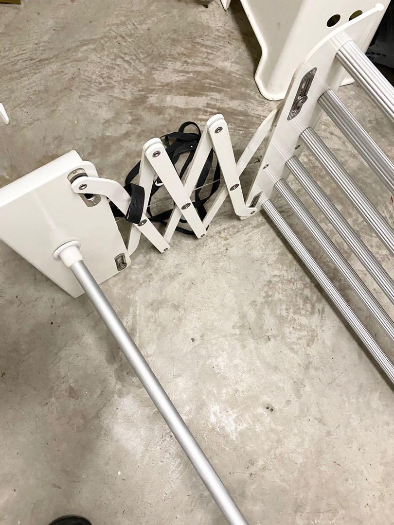 Retractable HDB ceiling mounted HDB laundry retractable rack aluminium ...