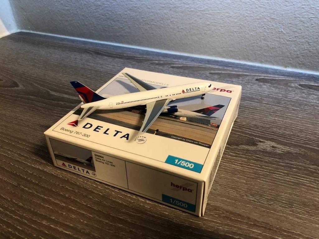 Delta Airlines Boeing 767-300 Herpa 1:500, Hobbies & Toys, Toys & Games ...