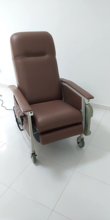 Mobile Electric Recliner Geriatric Chair with Tray, Health & Nutrition ...
