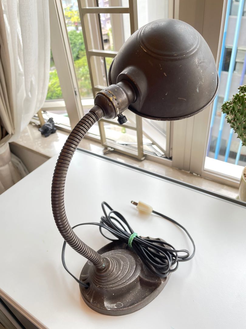 US World War II Metal Lamp 二戰枱燈, 傢俬＆家居, 家居裝飾, 相架畫作 - Carousell