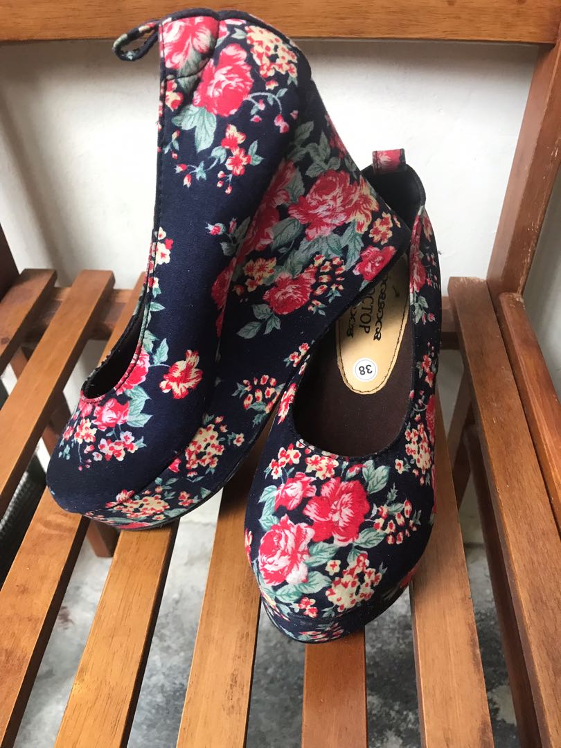 Kasut tinggi wedges, Women's Fashion, Footwear, Wedges on Carousell
