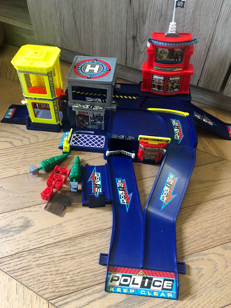 Police car station track kid boy toy 玩具車賽道, 兒童＆孕婦用品, 嬰兒玩具 - Carousell