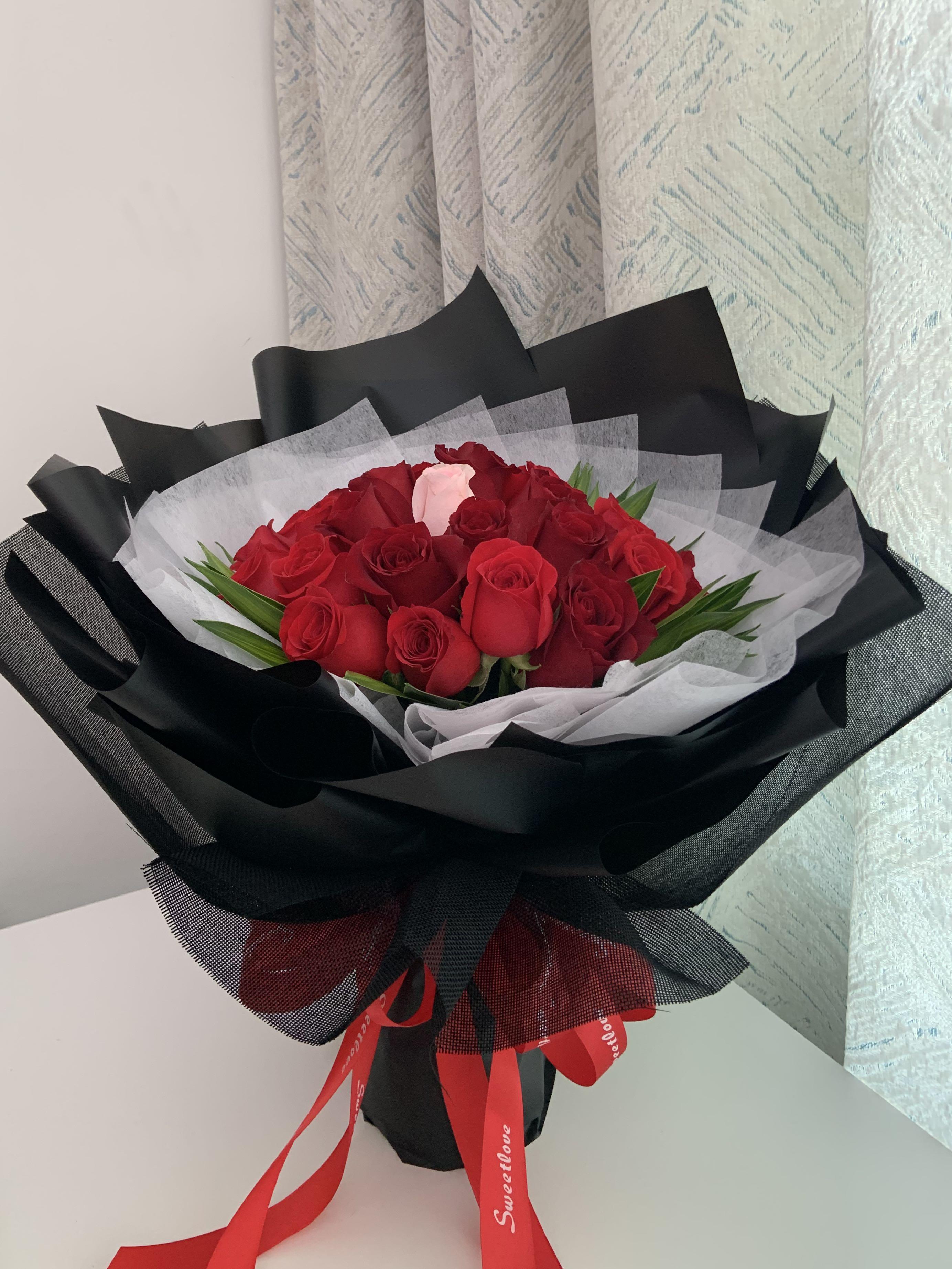 Rose bouquet (30 roses), Hobbies & Toys, Stationery & Craft, Flowers ...