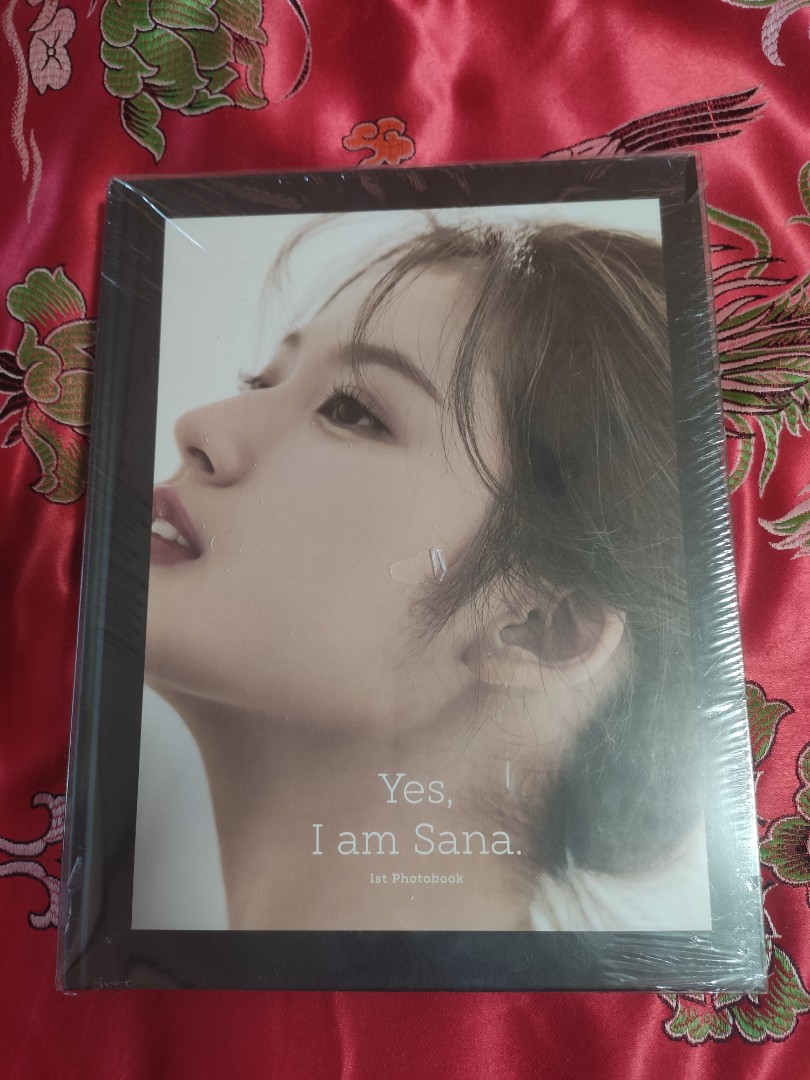 Yes I am Sana photobook black version, Hobbies & Toys, Memorabilia ...