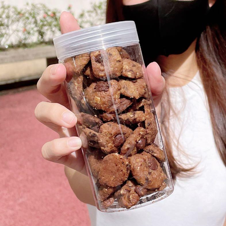 Containers, choco chips cookies , plastic containers, small containers ...