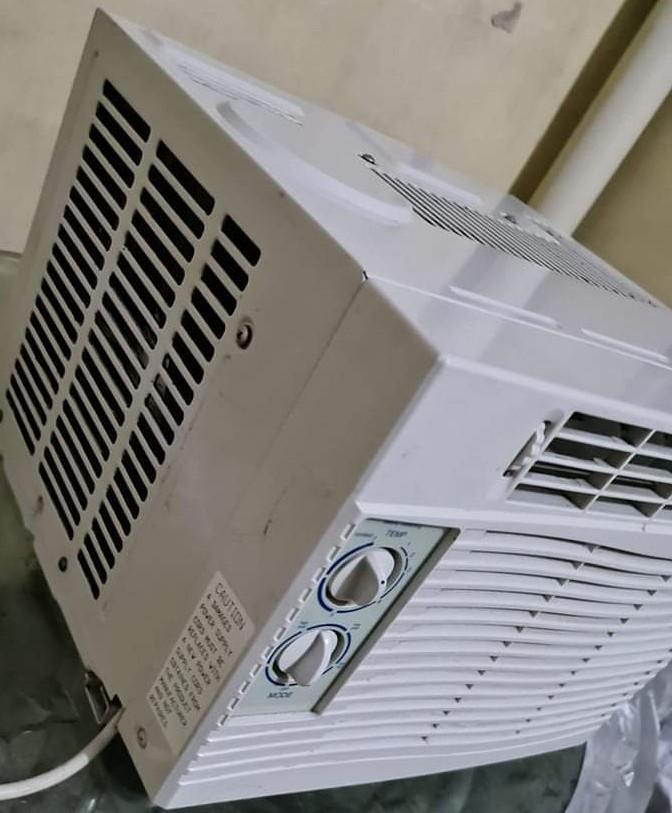 GREE Window type non inverter/Manual 0.5HP air conditioner, TV & Home ...