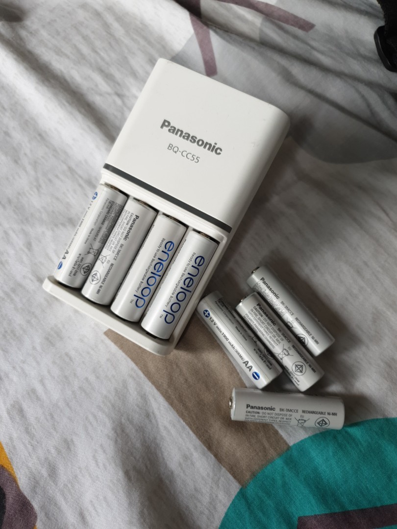 Panasonic Battery charger with x8 rechargeable eneloop batteries ...