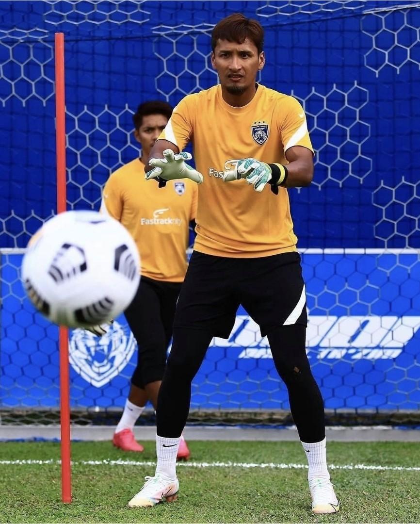 JDT 2021 GK Training Jersey, Sports, Athletic & Sports Clothing on ...