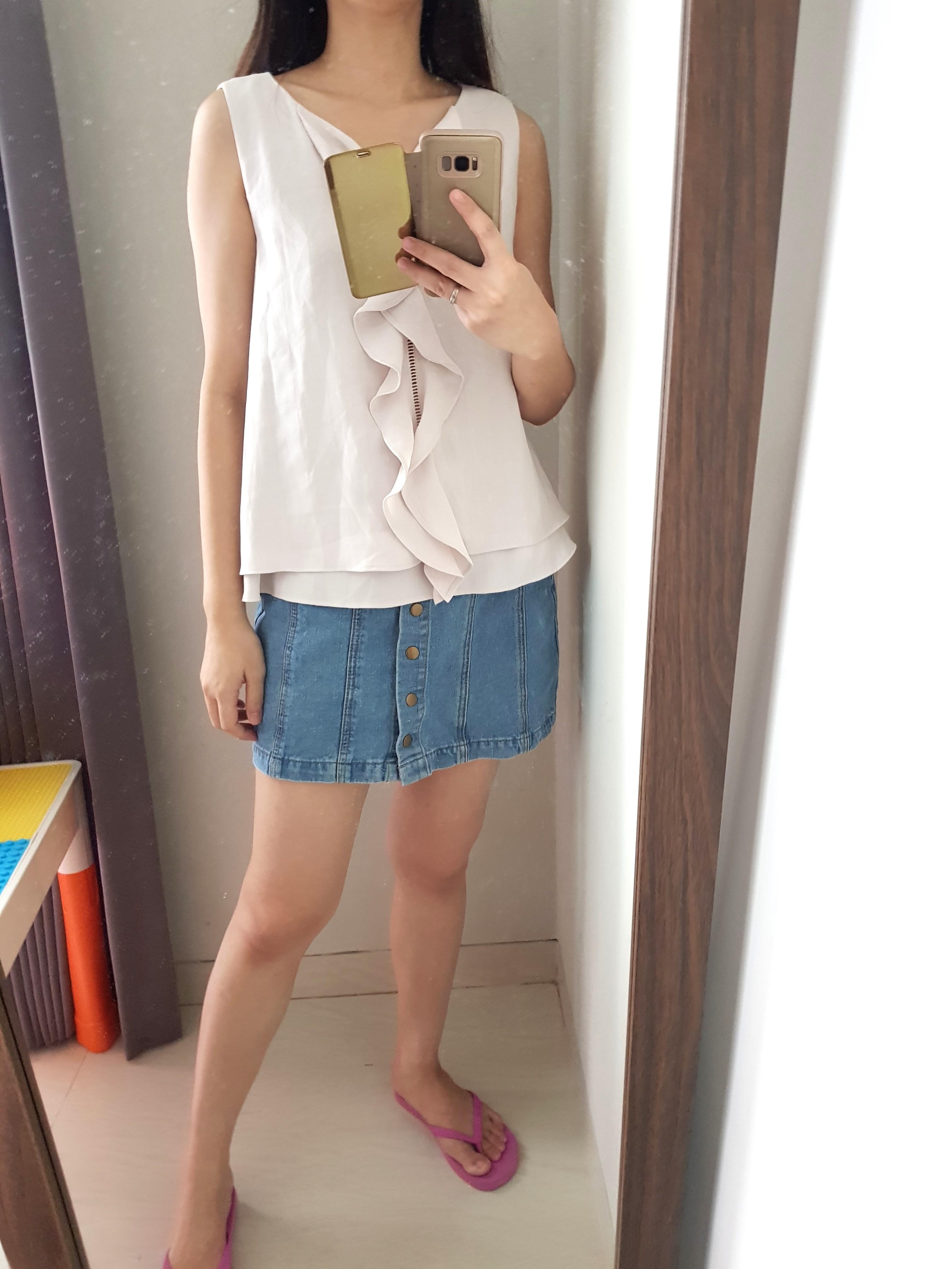 Ruffle top, Fesyen Wanita, Pakaian Wanita, Atasan di Carousell