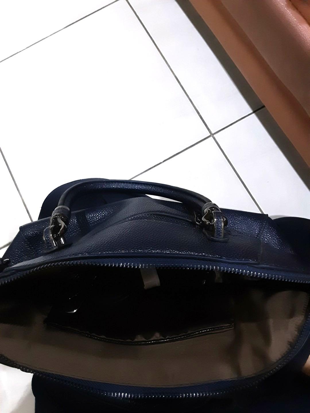 Tas kulit asli (aksesoris bunga bisa dilepas), Fesyen Wanita, Tas & Dompet di Carousell