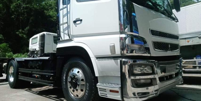 Fuso Hino tractor head 6m70 bubble top, Special Vehicles, Heavy Vehicles on Carousell
