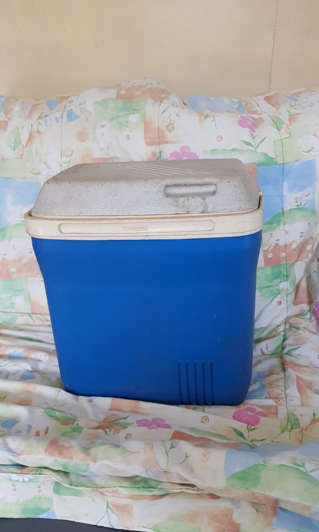 Rubbermaid medium cooler, Furniture & Home Living, Kitchenware ...
