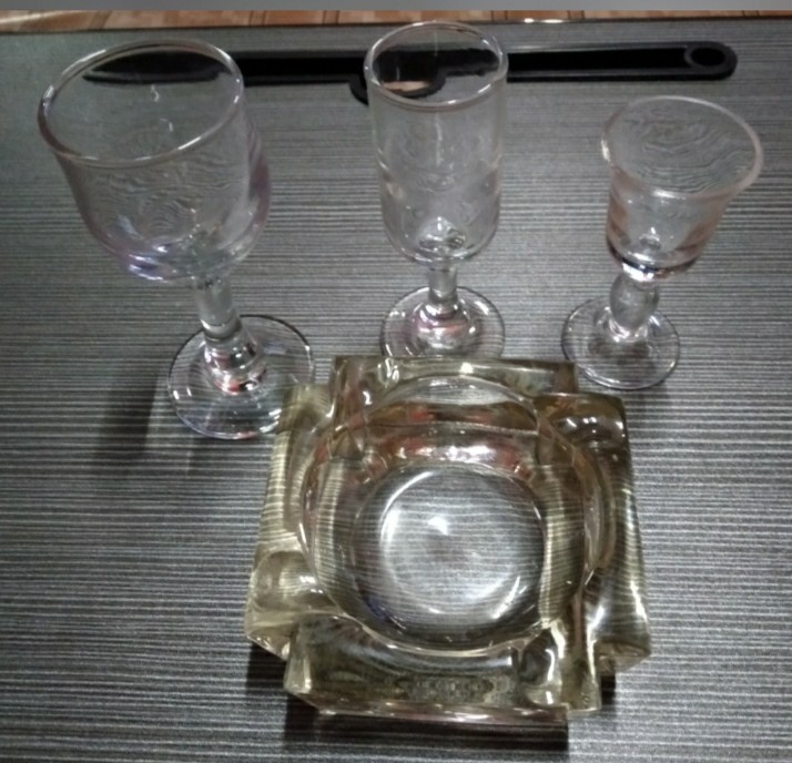VINTAGE WINE/SHOT GLASS AND SOLID GLASS ASHTRAY AND ANDY PLAYER ON THE ...