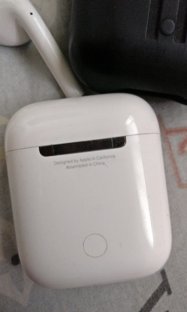 Apple airpod 1st gen, Audio, Earphones on Carousell