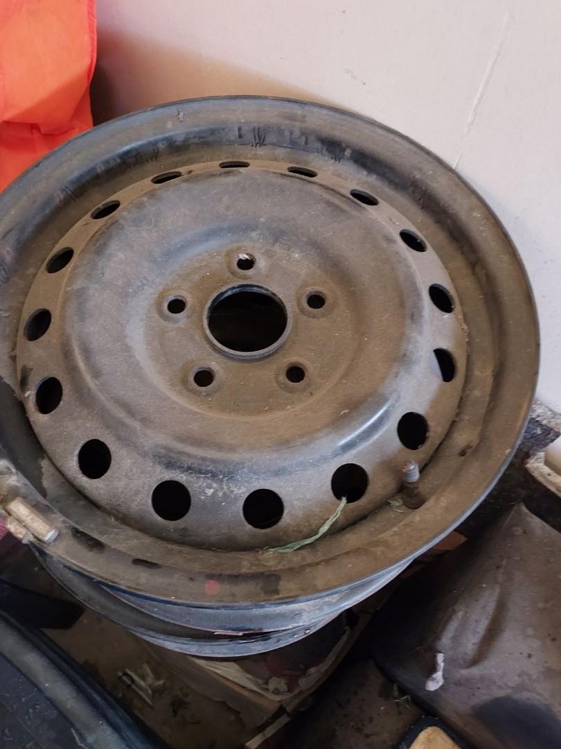 Toyota Innova Steel rims with Original Hubcap, Car Parts & Accessories ...