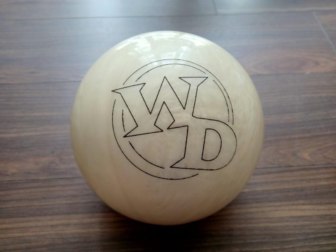 White Dot Diamond Bowling Ball (13 Pounds), Sports Equipment, Sports ...