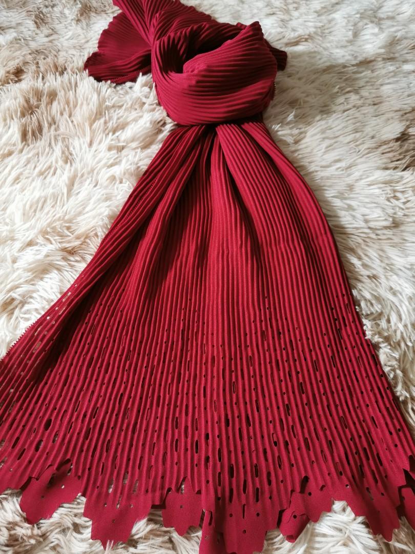 Laser-cut Pleated Shawl, Women's Fashion, Muslimah Fashion, Hijabs on ...