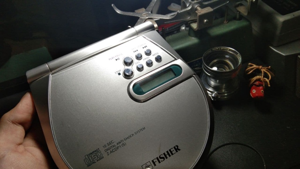 Fisher Portable CD Player with Two Avril Lavigne CDs, Hobbies & Toys ...