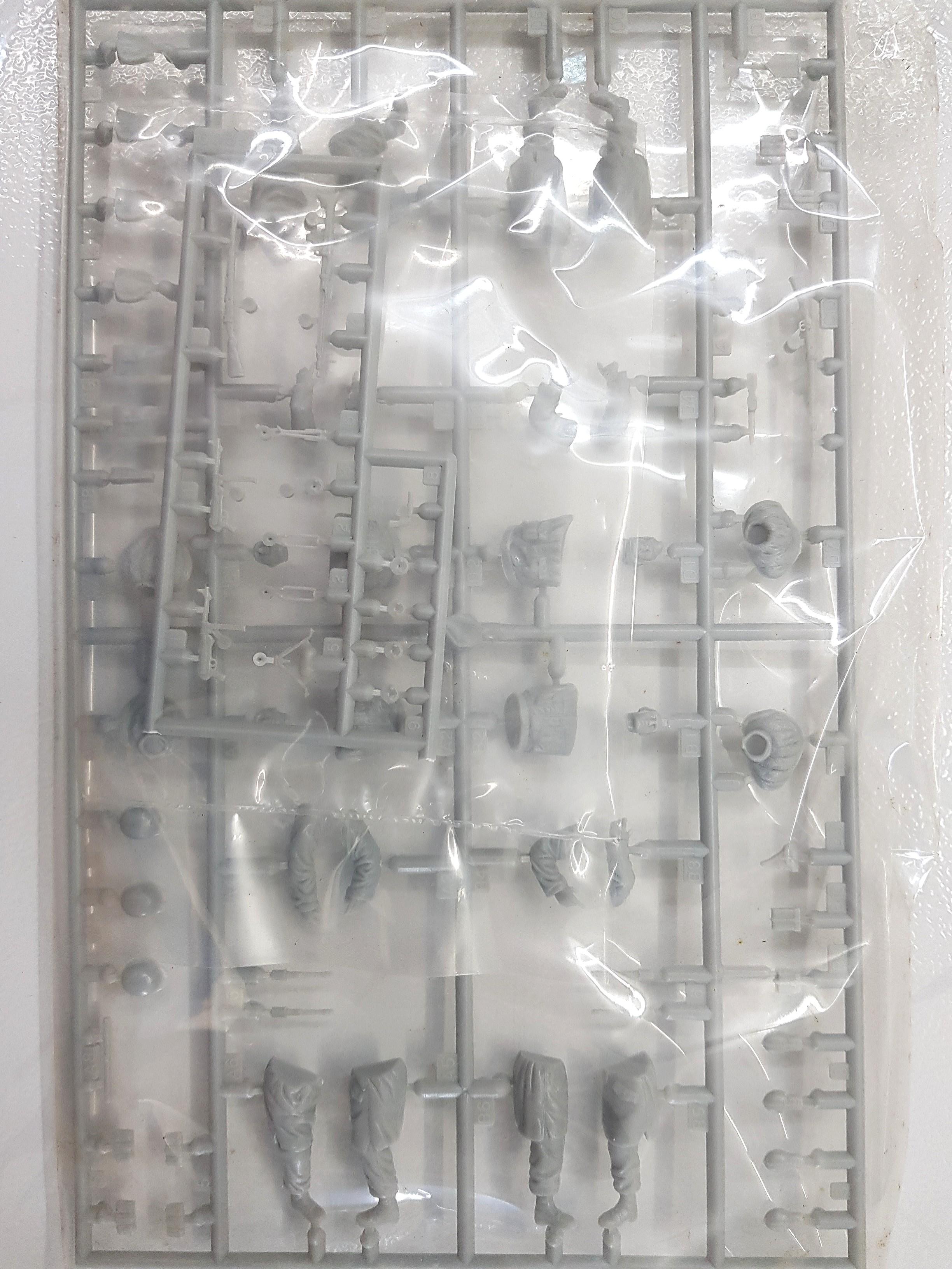 1/35 Dragon #6059, German Panzergrenadiers (Kharkov 1943) c/w 4 Figures ...