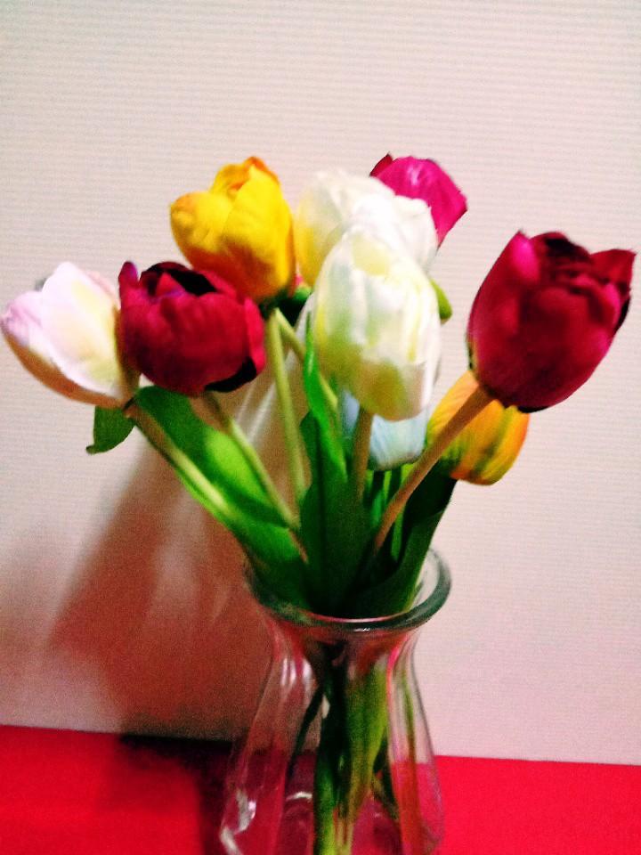 BEKAS BUNGA DAN 8 TANGKAI BUNGA TULIP ( PELBAGAI), Furniture & Home ...