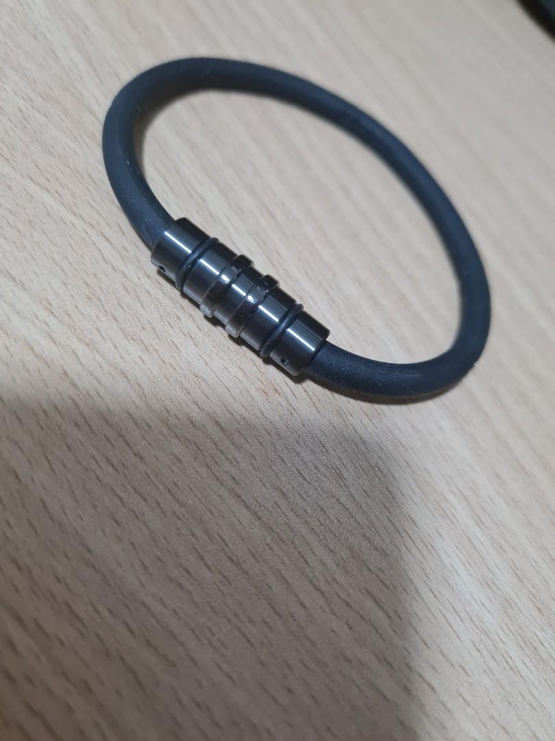 Colantotte Magnetic Loop Crest Bracelet, Health & Nutrition, Medical ...