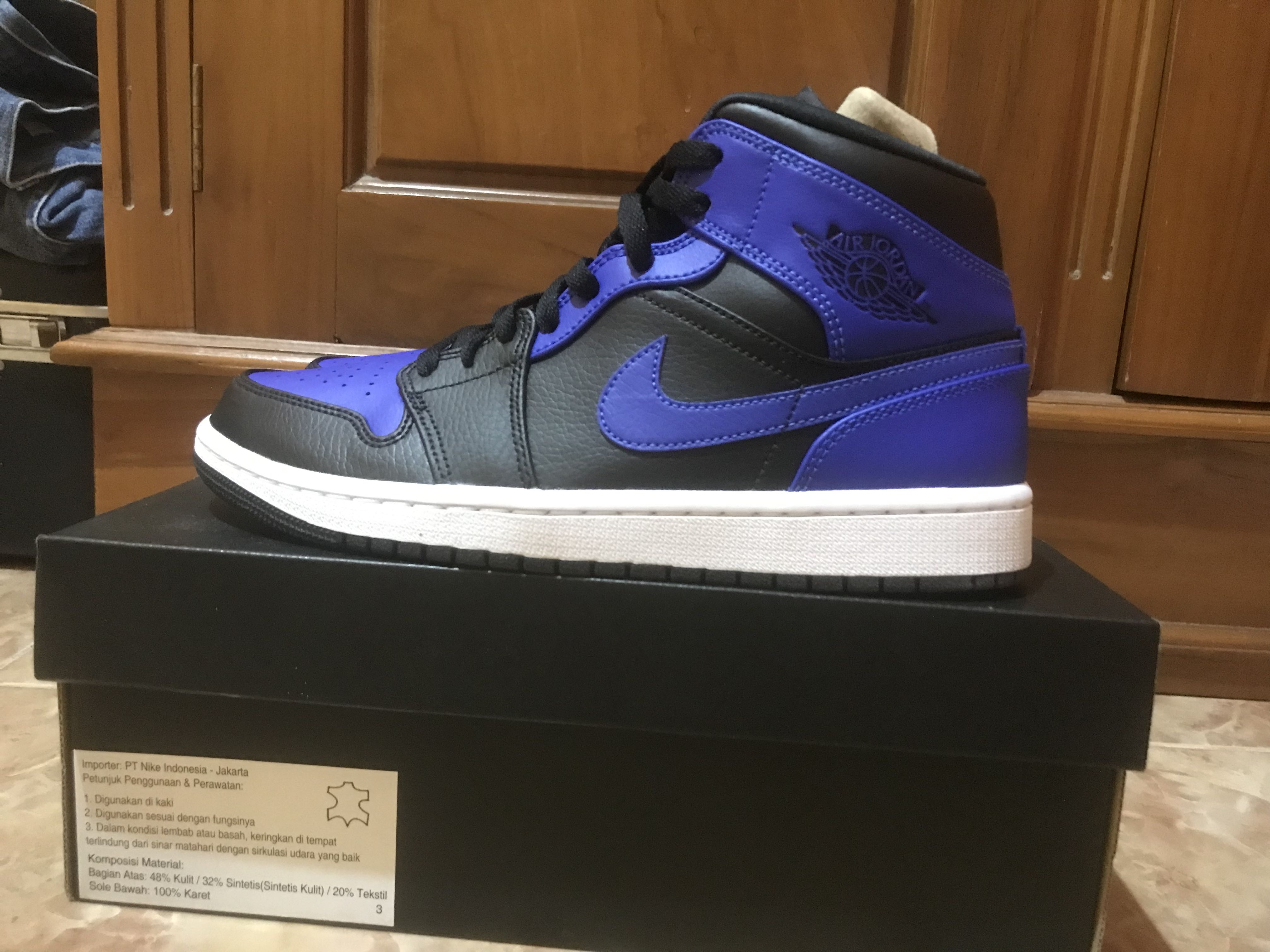 Nike Air Jordan 1 Mid Hyper Royal Blue, Fesyen Pria, Sepatu , Sneakers ...