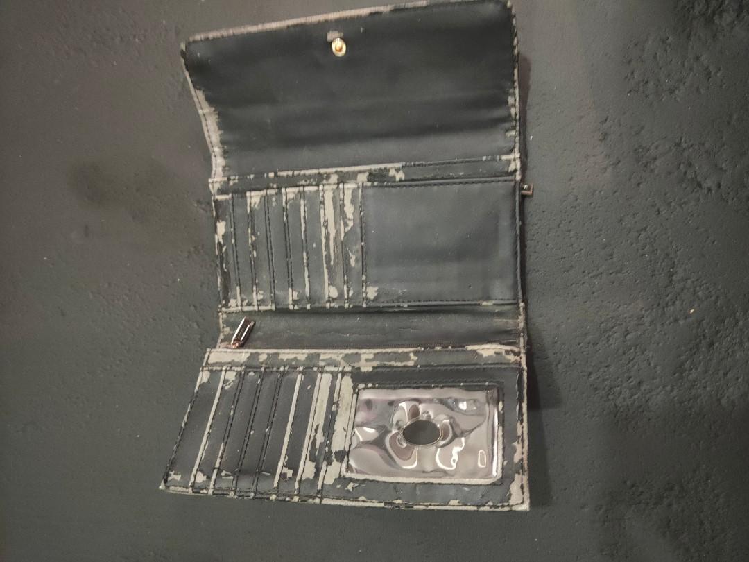 GUESS Wallet (defects), Women's Fashion, Bags & Wallets, Wallets & Card ...