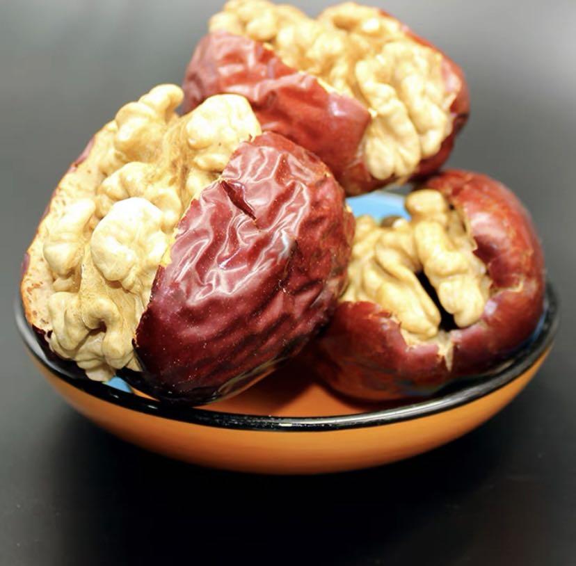 Red dates sandwiched with walnut kernels in vacuum small packaging ...