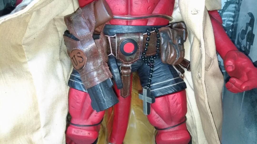 罕有 mezco hellboy 18 inch figure, 興趣及遊戲, 玩具 & 遊戲類 - Carousell