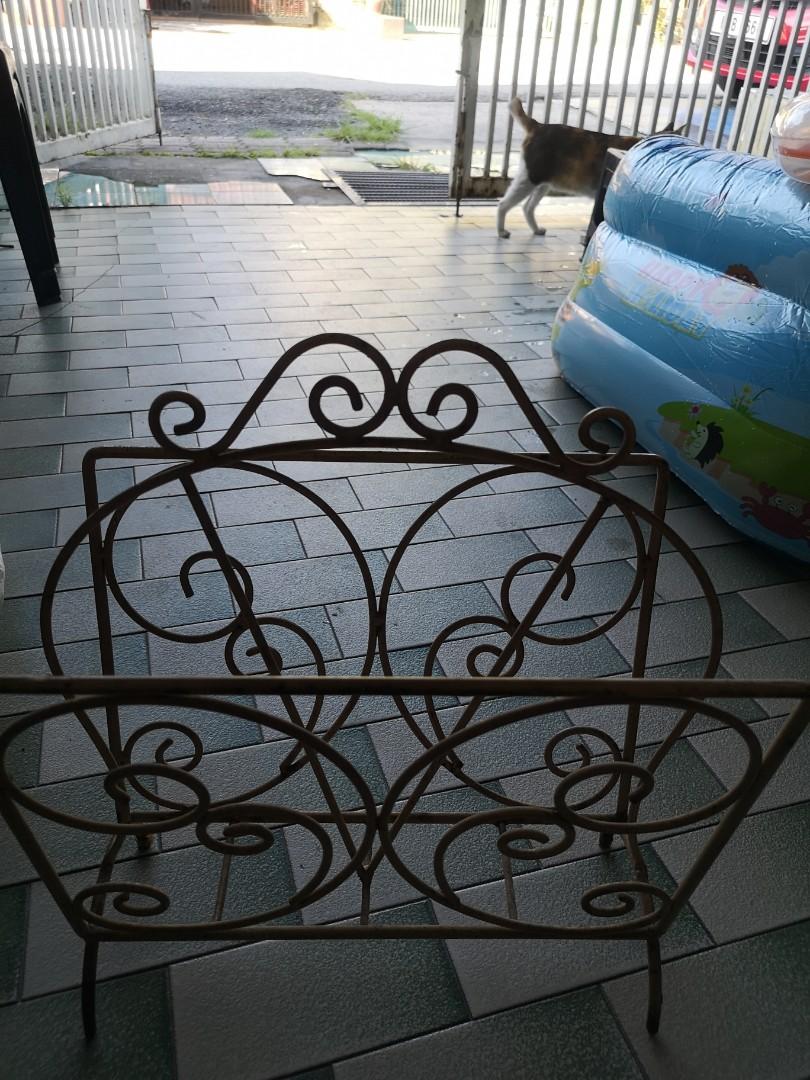 Tempat letak majalah atau surat khabar, Furniture & Home Living ...