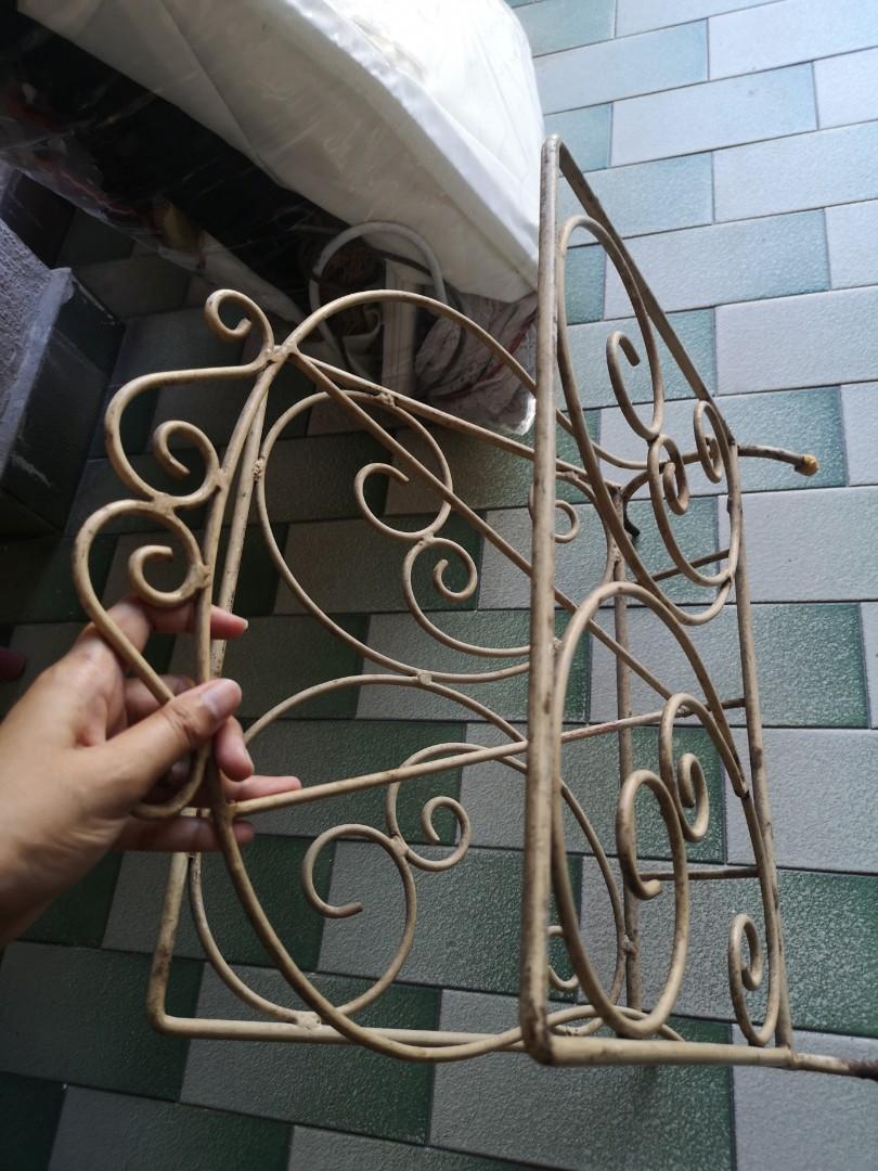 Tempat letak majalah atau surat khabar, Furniture & Home Living ...