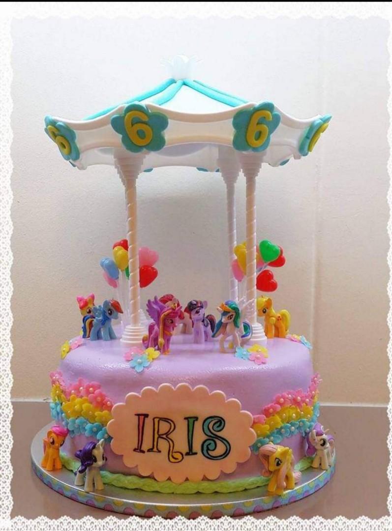 Wilton Carousel cake set, Furniture & Home Living, Kitchenware ...