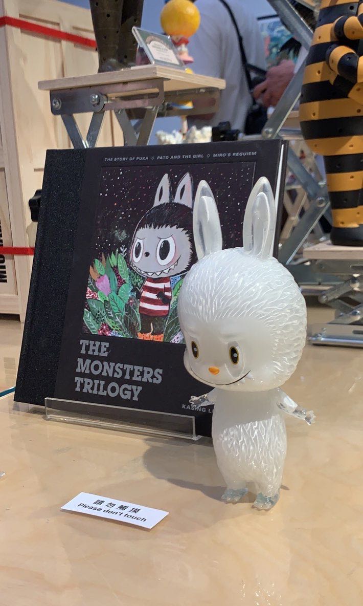 全新未開 Labubu Trilogy 連畫冊, 興趣及遊戲, 玩具 & 遊戲類 - Carousell