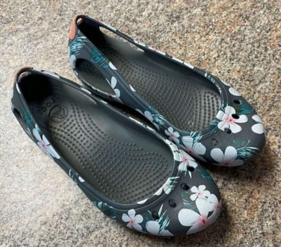 Authentic Crocs, Women's Fashion, Footwear, Flats & Sandals on Carousell