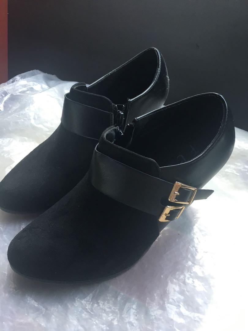 Sepatu booth heels, Fesyen Wanita, Sepatu di Carousell