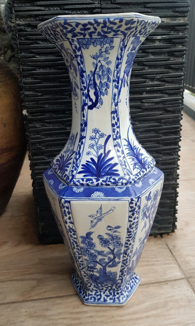 Vas guci antik biru putih, Antik, Pajangan di Carousell