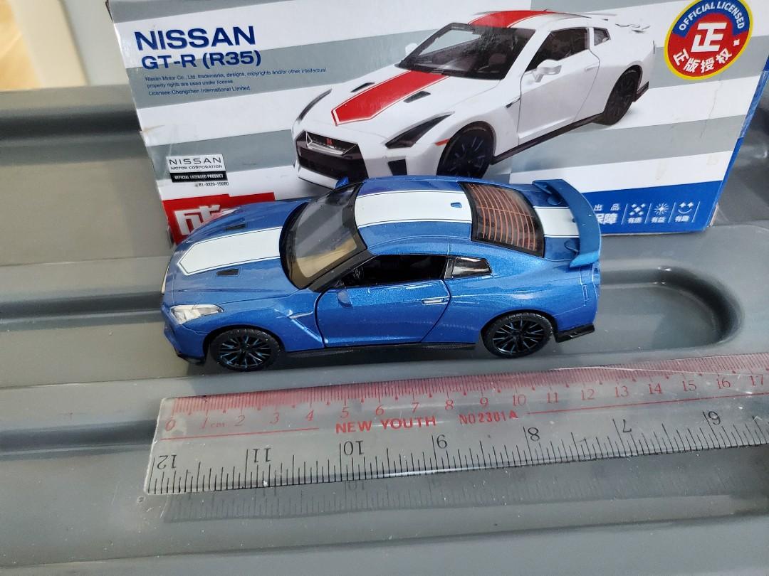 【Nissan GTR R35】[可回力，可發聲，可著頭及尾燈，可打開車頭兩邊門] 全新1：32 藍色配白色間條日產“GTR R35”合金玩具聲光版回力超級跑車 blue color with ...