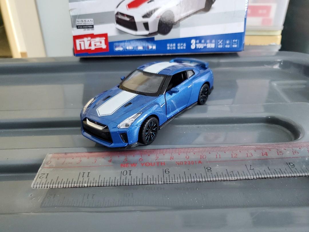 【Nissan GTR R35】[可回力，可發聲，可著頭及尾燈，可打開車頭兩邊門] 全新1：32 藍色配白色間條日產“GTR R35”合金玩具聲光版回力超級跑車 blue color with ...
