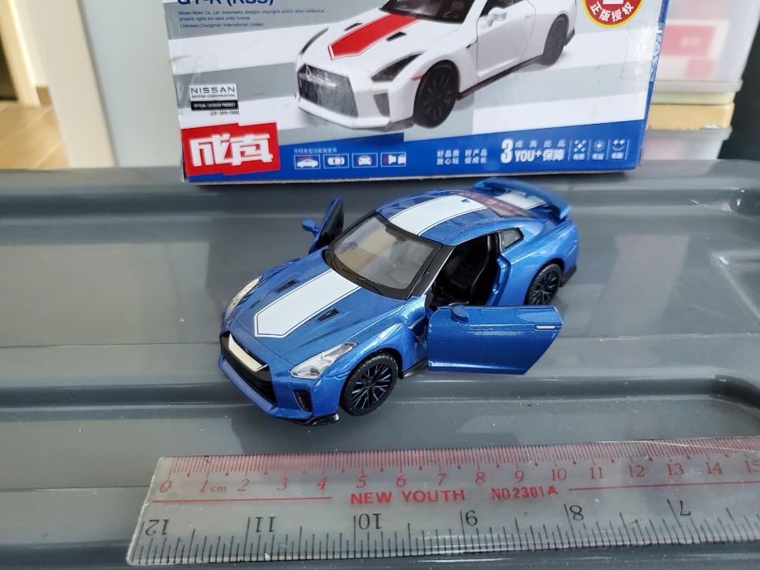 【Nissan GTR R35】[可回力，可發聲，可著頭及尾燈，可打開車頭兩邊門] 全新1：32 藍色配白色間條日產“GTR R35”合金玩具聲光版回力超級跑車 blue color with ...