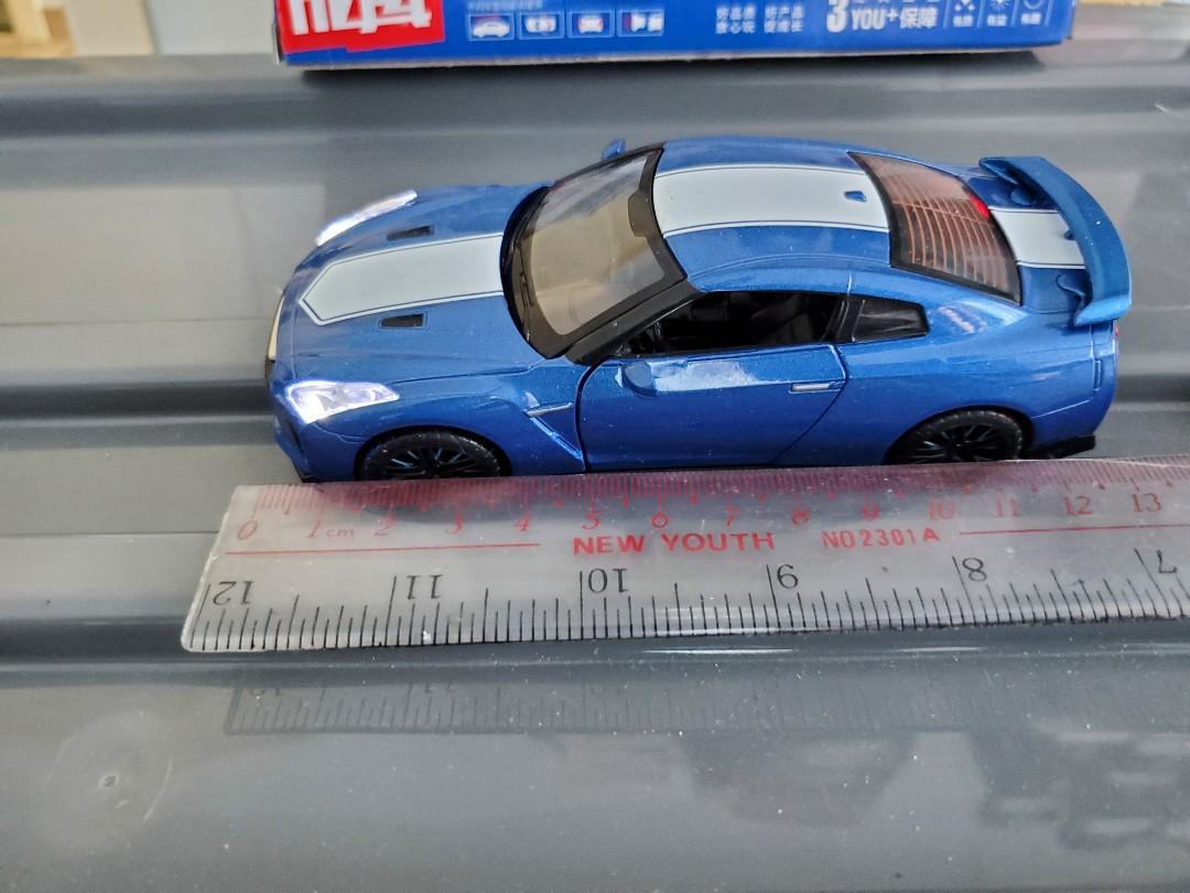 【Nissan GTR R35】[可回力，可發聲，可著頭及尾燈，可打開車頭兩邊門] 全新1：32 藍色配白色間條日產“GTR R35”合金玩具聲光版回力超級跑車 blue color with ...