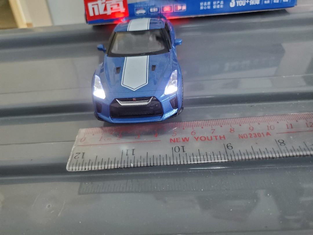 【Nissan GTR R35】[可回力，可發聲，可著頭及尾燈，可打開車頭兩邊門] 全新1：32 藍色配白色間條日產“GTR R35”合金玩具聲光版回力超級跑車 blue color with ...