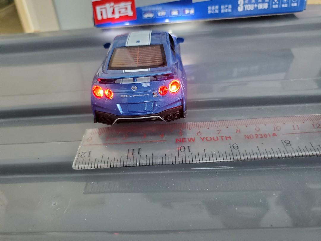 【Nissan GTR R35】[可回力，可發聲，可著頭及尾燈，可打開車頭兩邊門] 全新1：32 藍色配白色間條日產“GTR R35”合金玩具聲光版回力超級跑車 blue color with ...