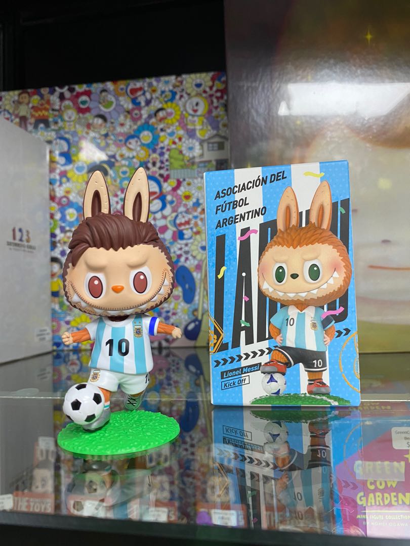 Labubu x 阿根廷足球隊 Lionel Messi 運球, 興趣及遊戲, 玩具 & 遊戲類 - Carousell