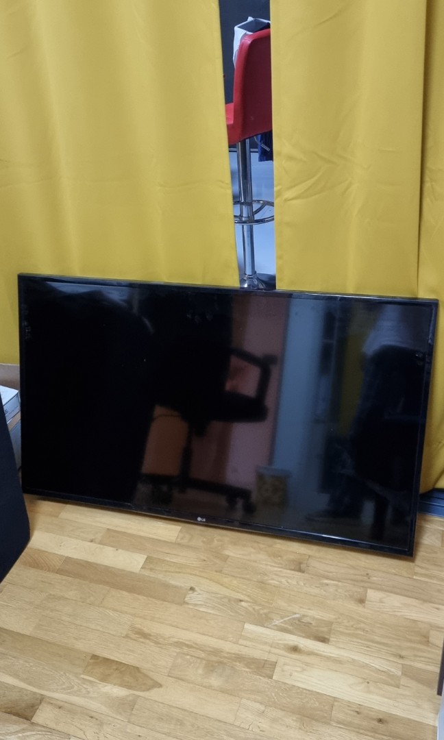 LG Smart TV 49 inch selling for only SGD 150. the screen has changed to ...
