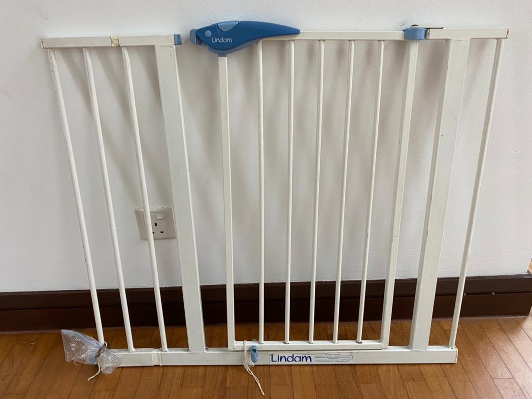 Lindham baby gate, Babies & Kids, Baby Nursery & Kids Furniture, Cots ...