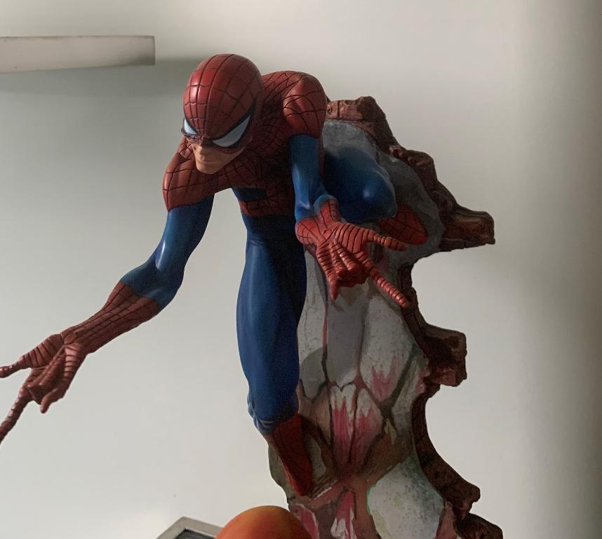 Marvel Spiderman and Mary Jane Polystone Statues by Sideshow ...